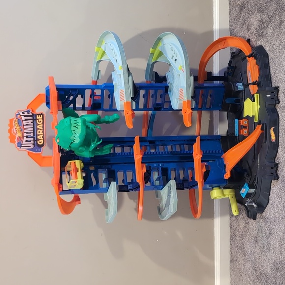 Hot Wheels Dino Garage